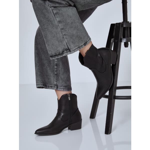 Ankle boots with decorative seams in black | Celestino